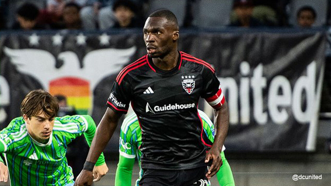 BEKIJK - Benteke zorgt met strafschop en rake kopbal eigenhandig voor ...