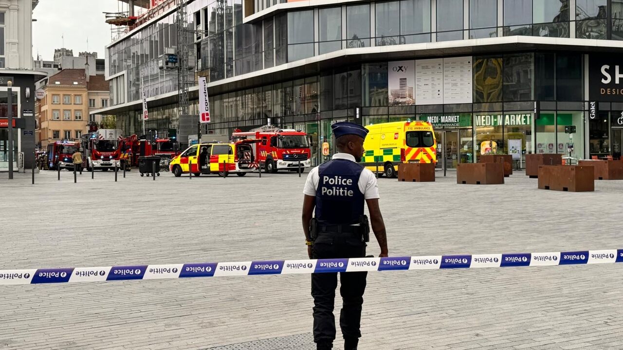 OXY Building in the Brussels' downtown stands ablaze (VIDEO) | VRT NWS ...