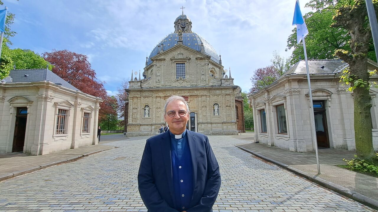 Pastoor Luc Van Hilst van Scherpenheuvel leidt misviering met Paus ...