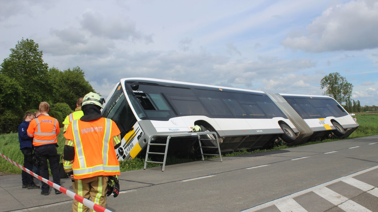Bus van De Lijn belandt na windvlaag in gracht in Oostrozebeke ...