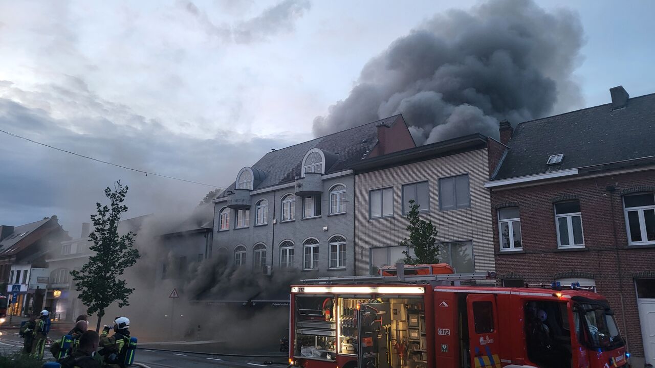 Zware brand verwoest delicatessenzaak in Bonheiden, 6 buurtbewoners ...