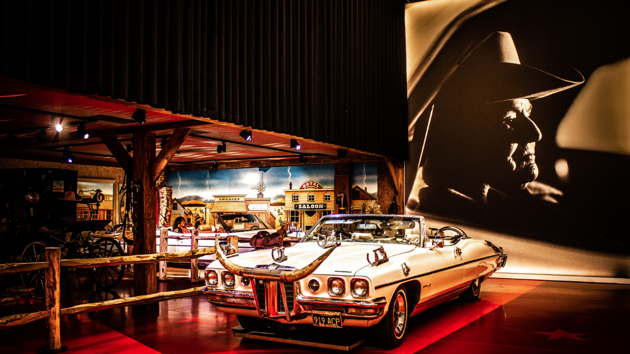 In Herentals kan je meerijden met de iconische Pontiac van Bobbejaan ...