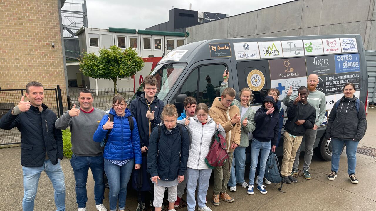 Onder meer bakker en brillenwinkel schenken bus aan school voor ...