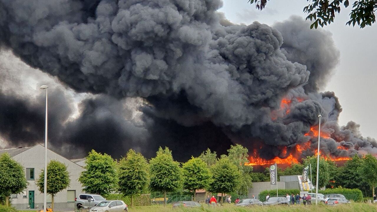 Zware brand bij bedrijf in Ieper: rookpluim van ver te zien, evacuatie ...