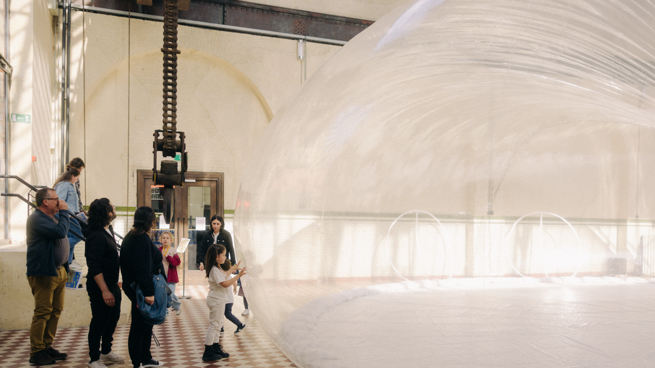 Reusachtige opblaaskunst en papieren vliegtuigjes in C-mine Genk: "Wij ...