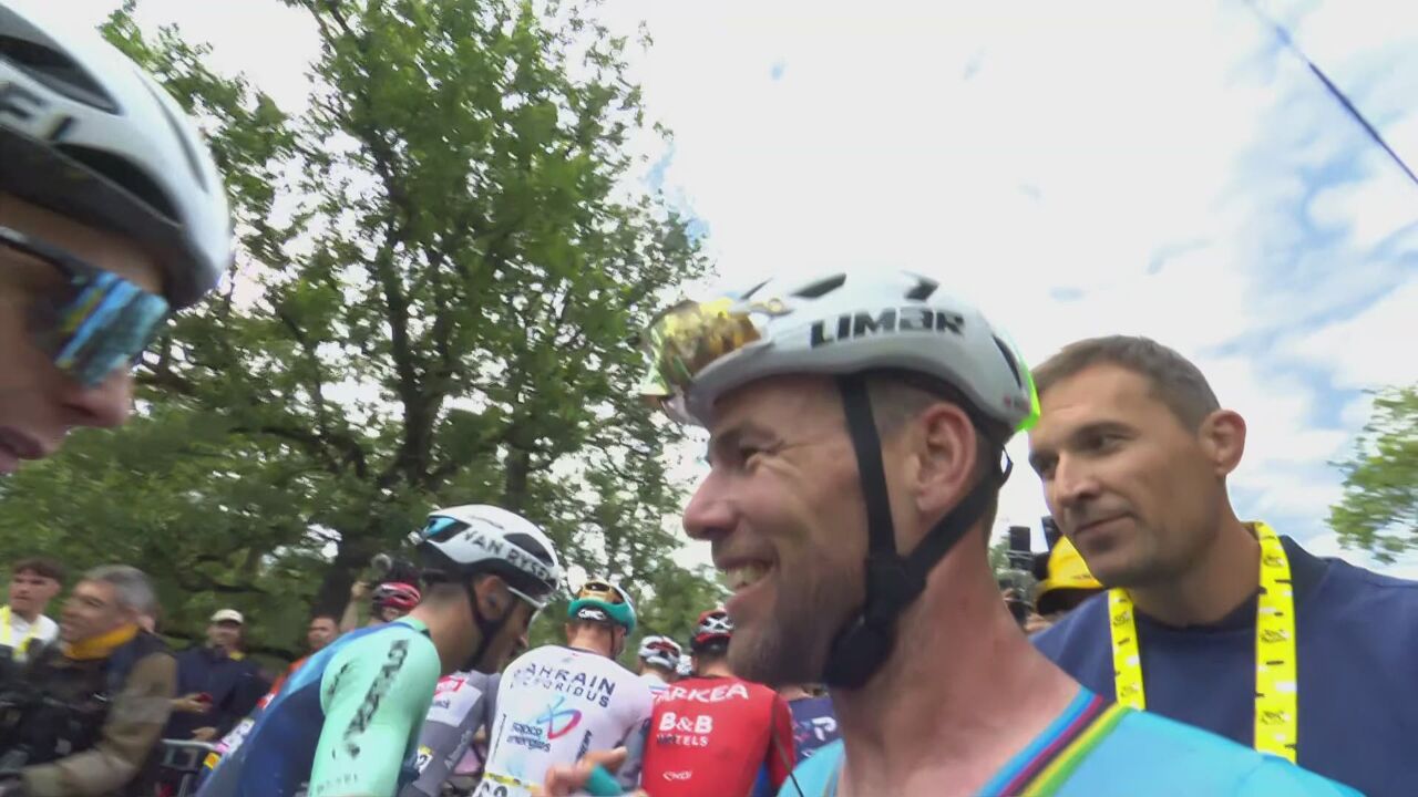 Maatje Iljo Keisse weet waarom iedereen Mark Cavendish kwam feliciteren ...