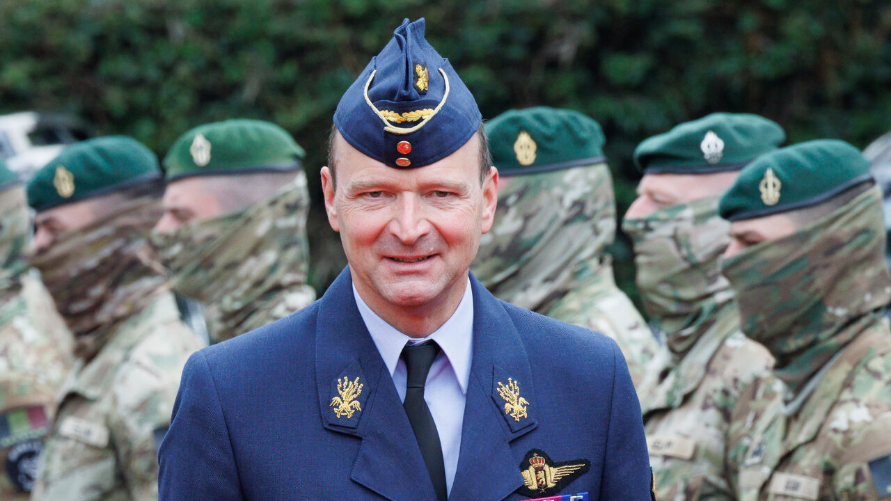 Generaal Frederik Vansina lost admiraal Michel Hofman af als chef van ...