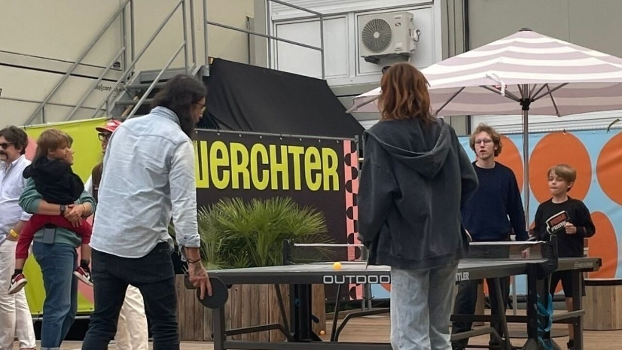 Plots sta je te pingpongen met Dave Grohl van Foo Fighters: Helena en ...
