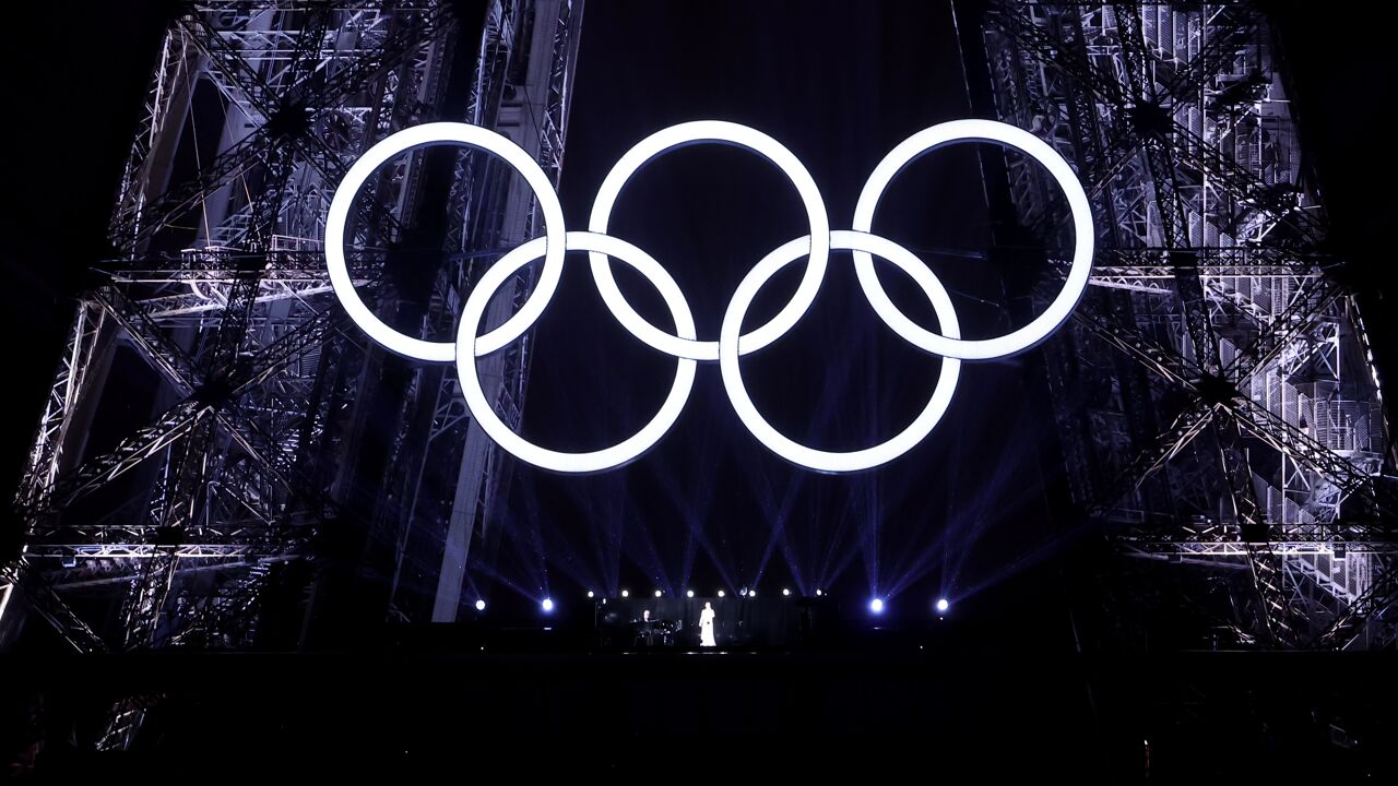 Céline Dion maakt comeback en sluit openingsceremonie Olympische Spelen ...