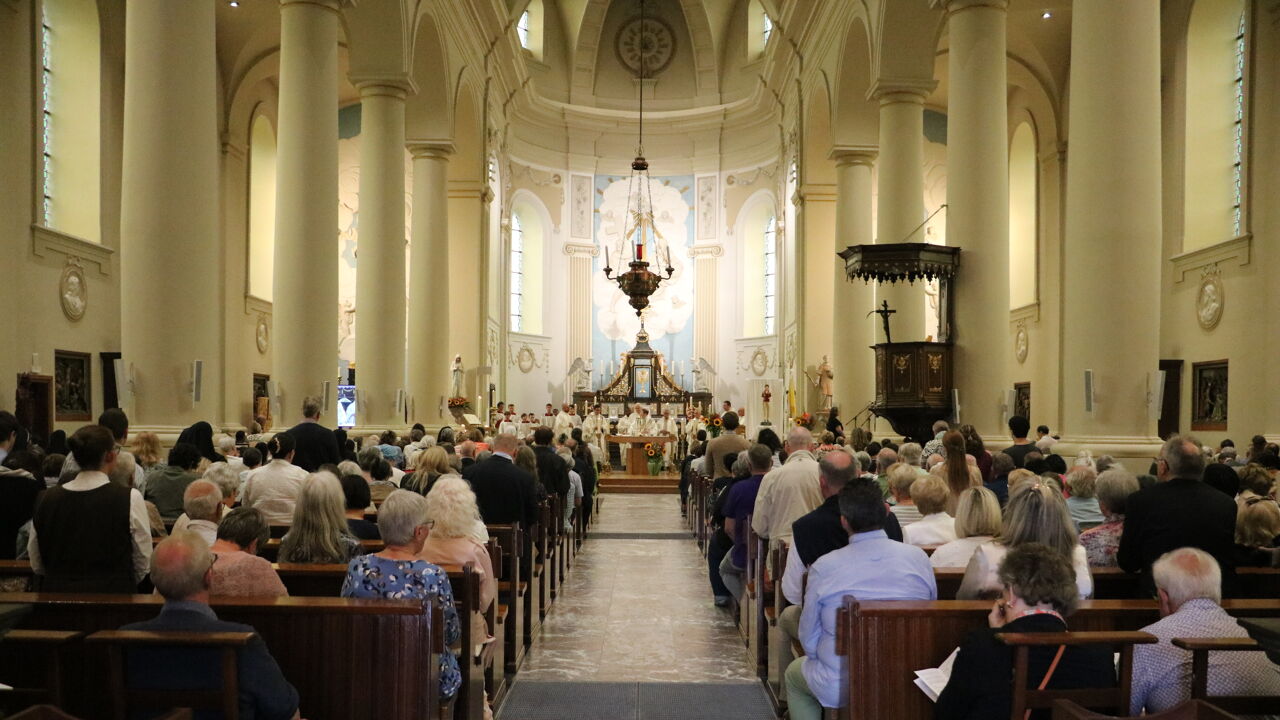 Reliek van jonge gelovige Carlo Acutis passeert in Zonhoven: gelovigen ...