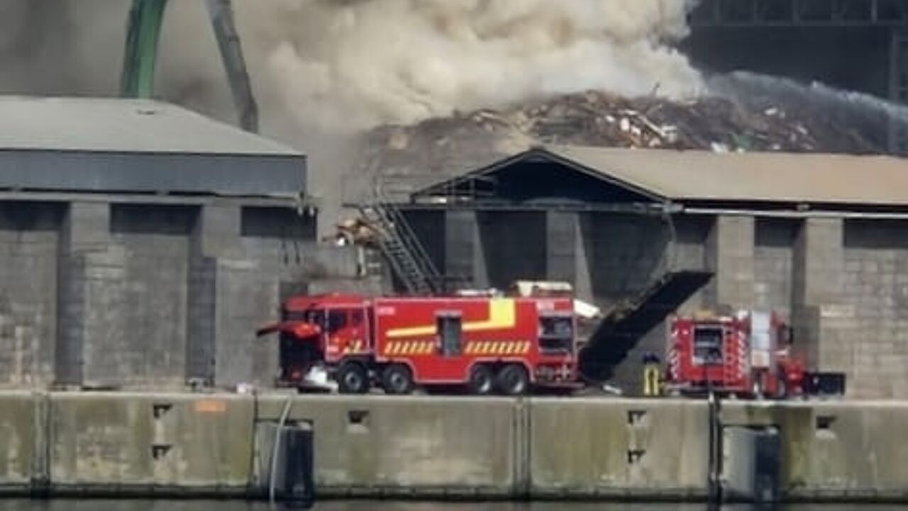 Nog steeds rook- en geurhinder in en rond Gentse haven door smeulende ...