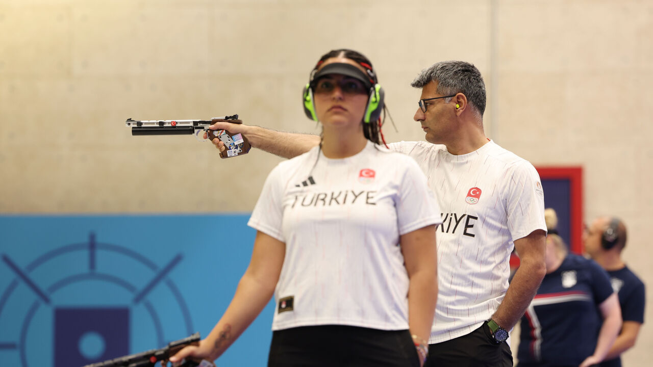 Olympisch zilver zag er nog nooit zo cool uit: wie is Yusuf Dikec, de ...