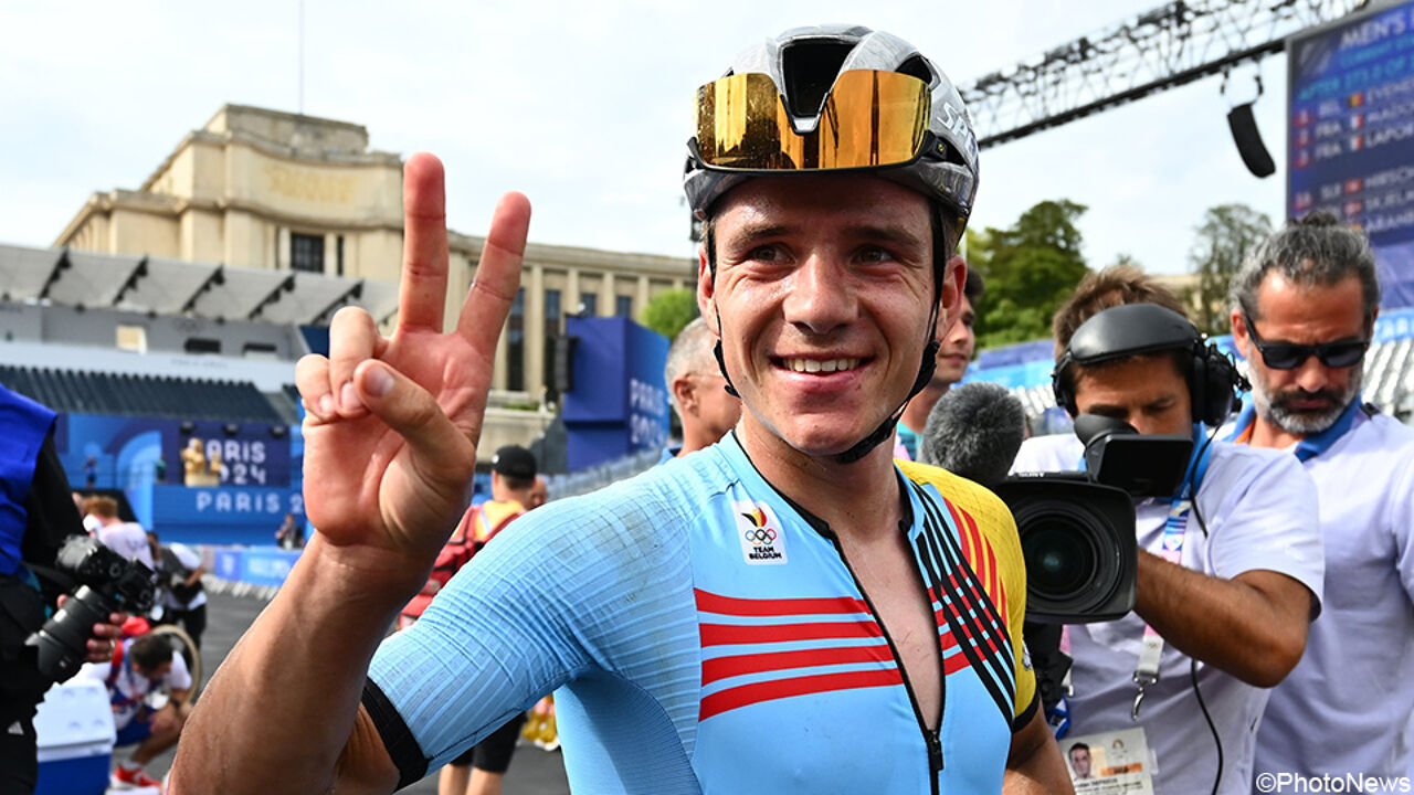 GOUD met een historisch randje: Remco Evenepoel schminkt iedereen nóg ...