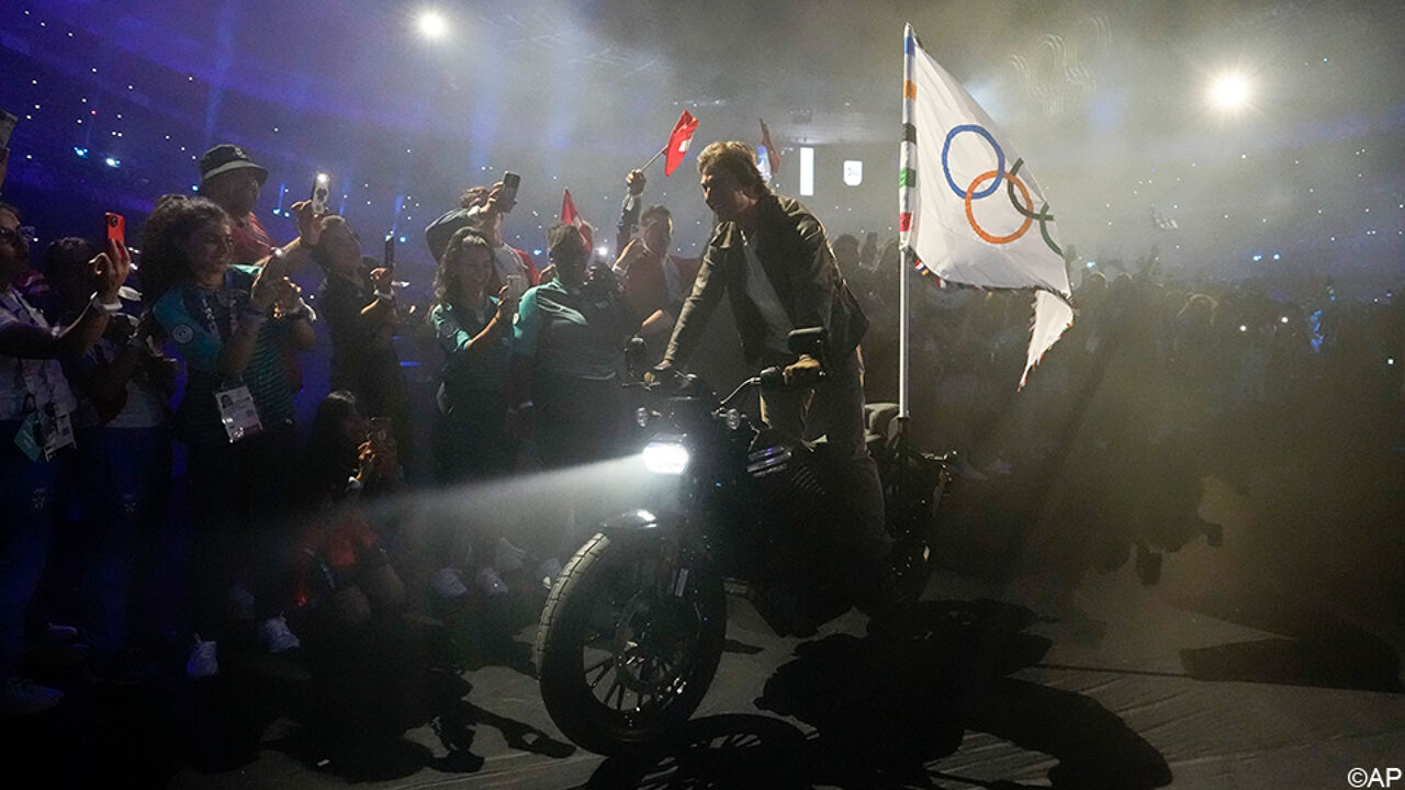 VIDEO - Los Angeles neemt de olympische vlag over, Tom Cruise scheurt ...