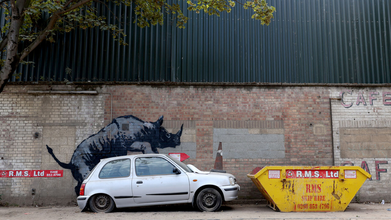 En daar is Banksy opnieuw: neushoorn is achtste kunstwerk in Londense ...