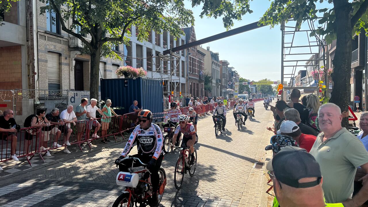 'Bronzen' Lotte Kopecky wint dernycriterium in Wilrijk: "Best wel warm, maar fijn om hier te ...