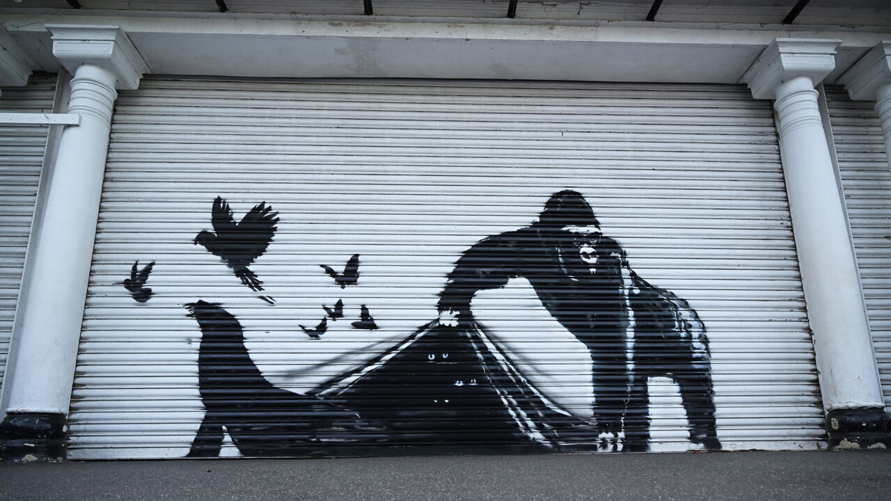 Negende en laatste Banksy in de dierenreeks: gorilla bevrijdt dieren ...