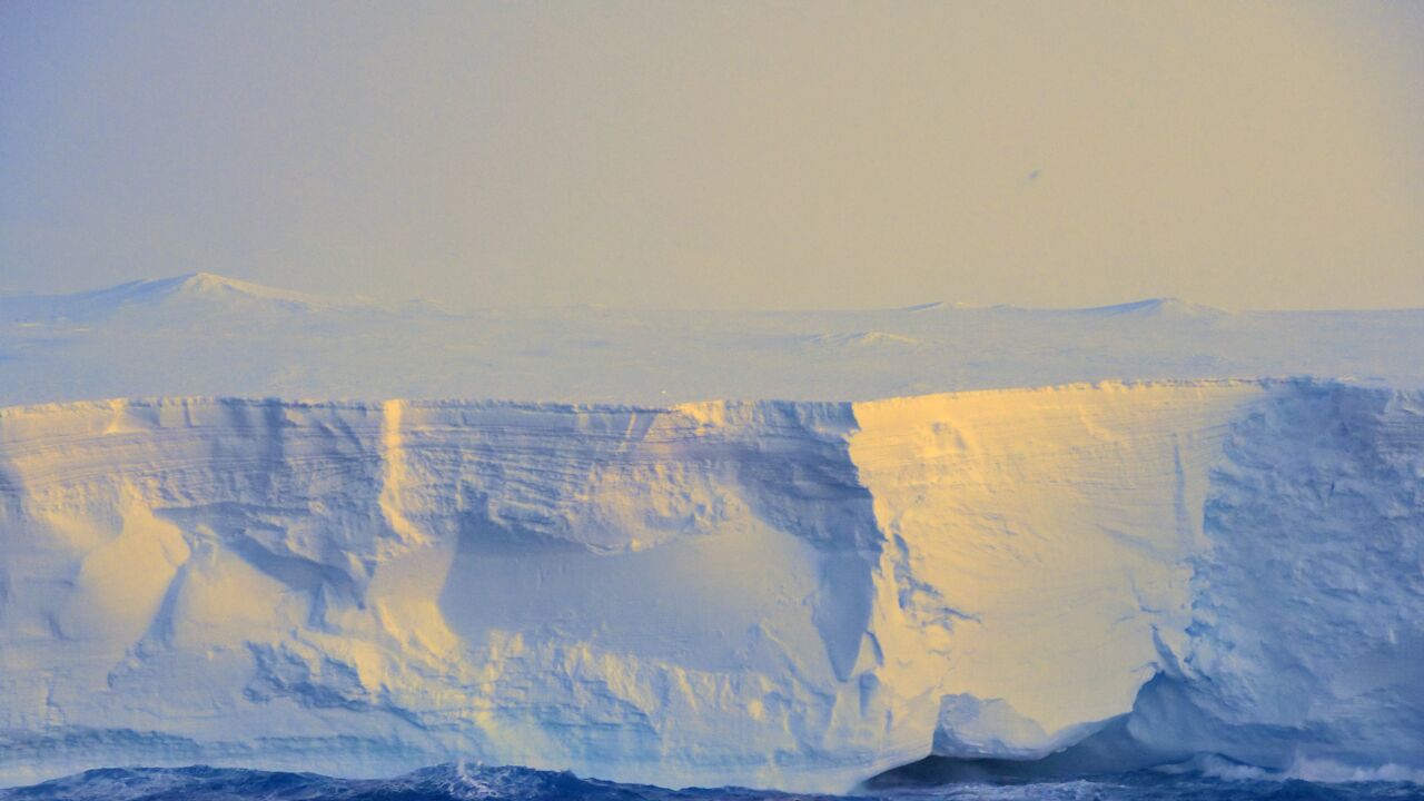 Grootste ijsschots ter wereld draait al maanden rondjes en voorkomt zo ...