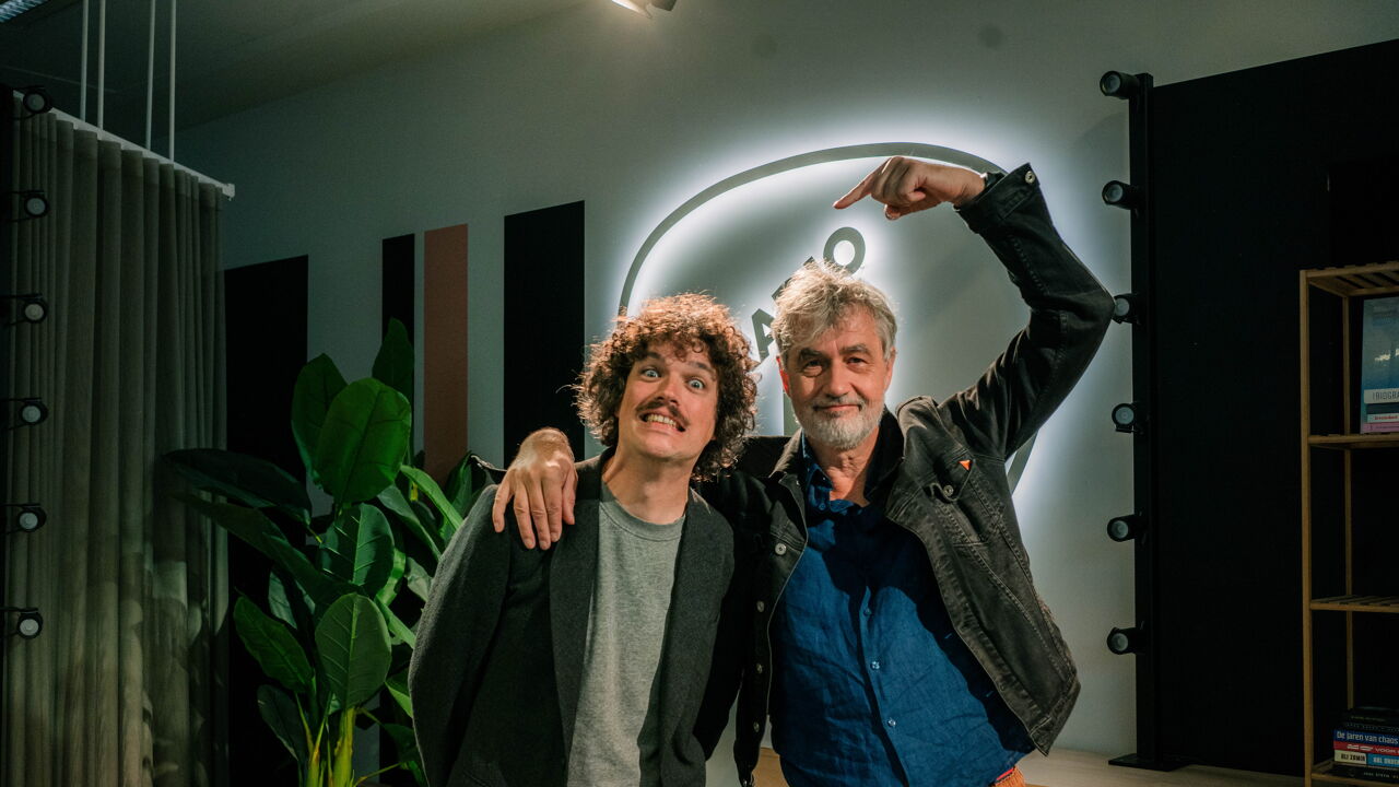 Kommil Foo blijft Lage Landenlijst aanvoeren met 'Ruimtevaarder' | VRT ...