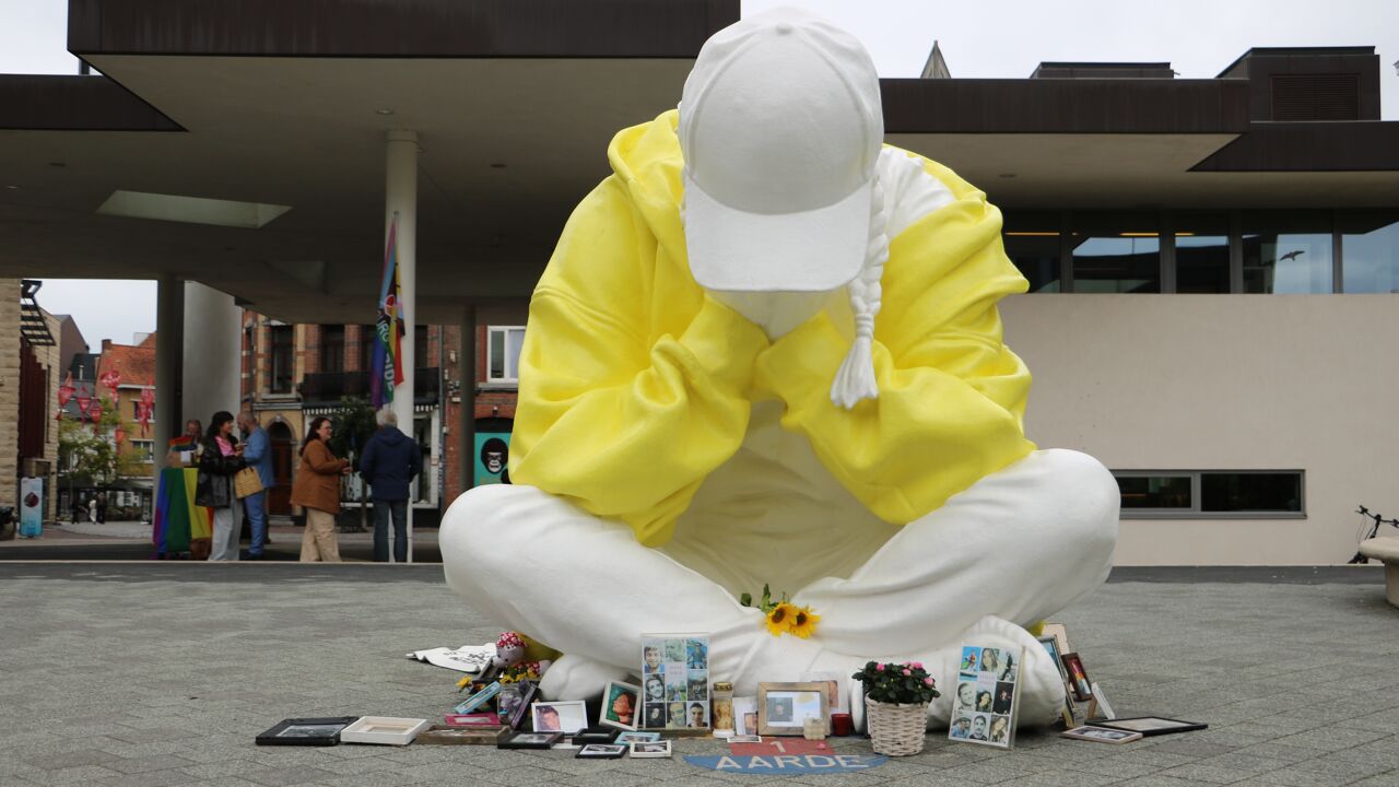 Standbeeld in Hasselt wil taboe rond depressie en zelfdoding bij ...