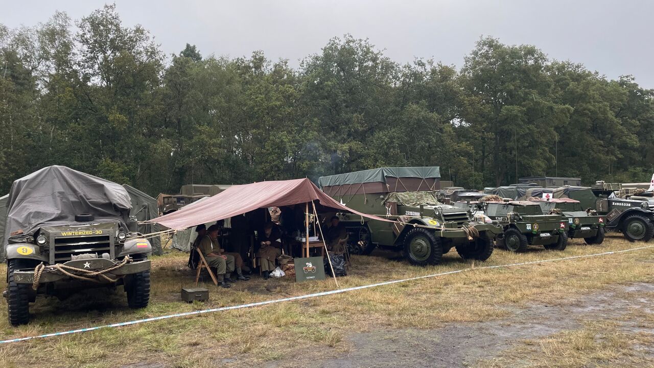 Meer dan 300 historische militaire voertuigen verzamelen in ...