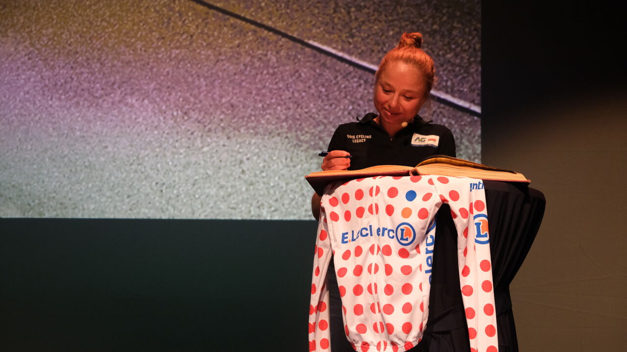 Izegem huldigt bolletjestrui Justine Ghekiere | VRT NWS: nieuws