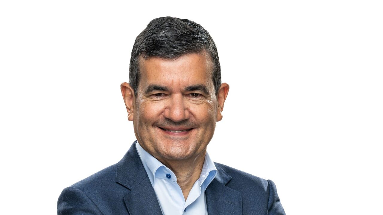 Open VLD-burgemeester Johny De Raeve van Zonhoven geeft sjerp door aan ...