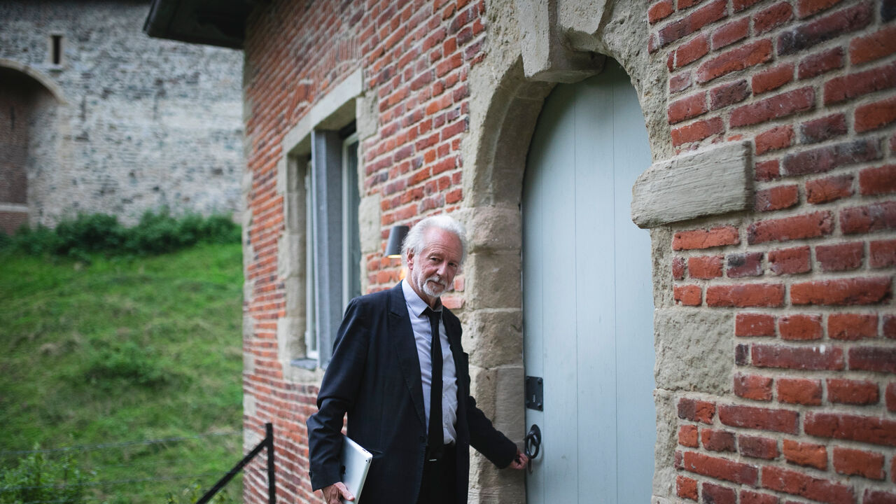 Stefan Hertmans schreef zijn nieuwe roman bij het Kasteel van Gaasbeek ...