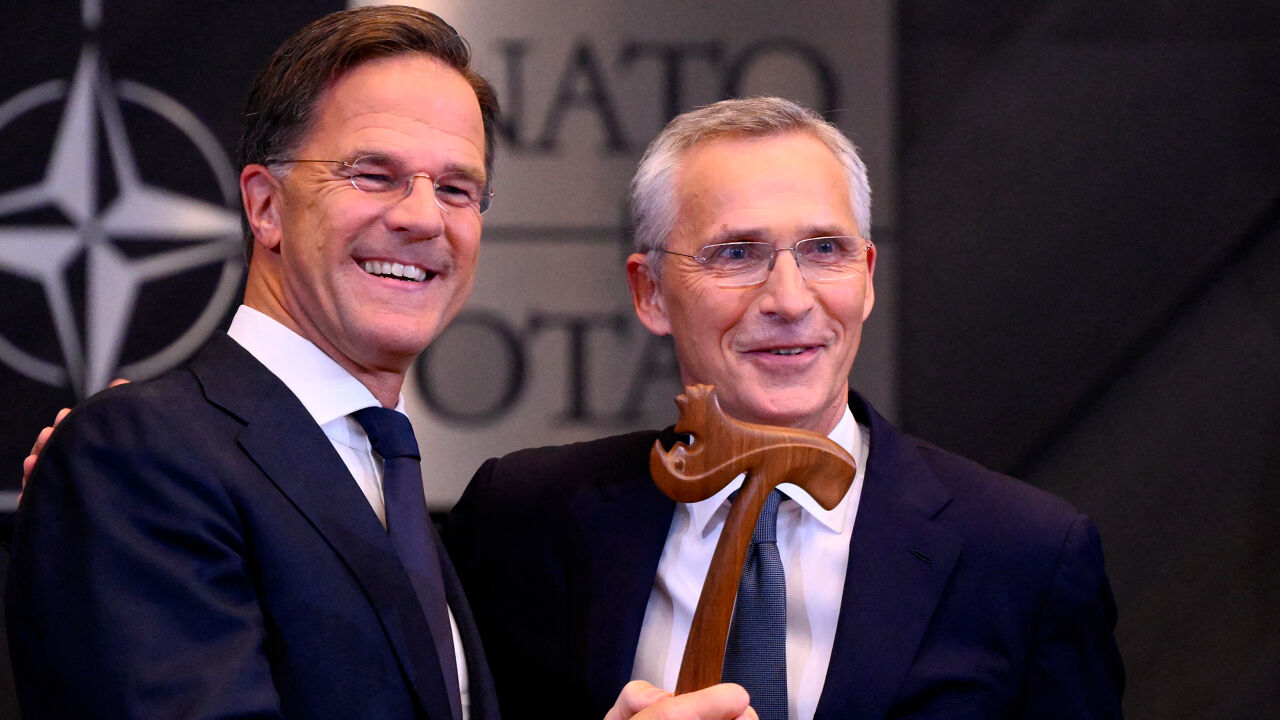 Mark Rutte neemt (letterlijk en figuurlijk) het stokje over van Jens Stoltenberg als NAVO-baas ...