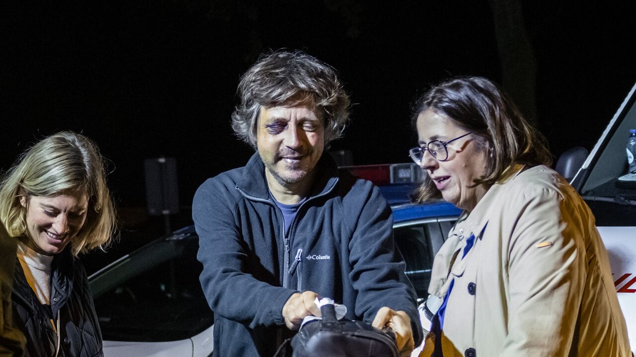 VTM Nieuws-journalist Robin Ramaekers en cameraman Stijn De Smet veilig ...