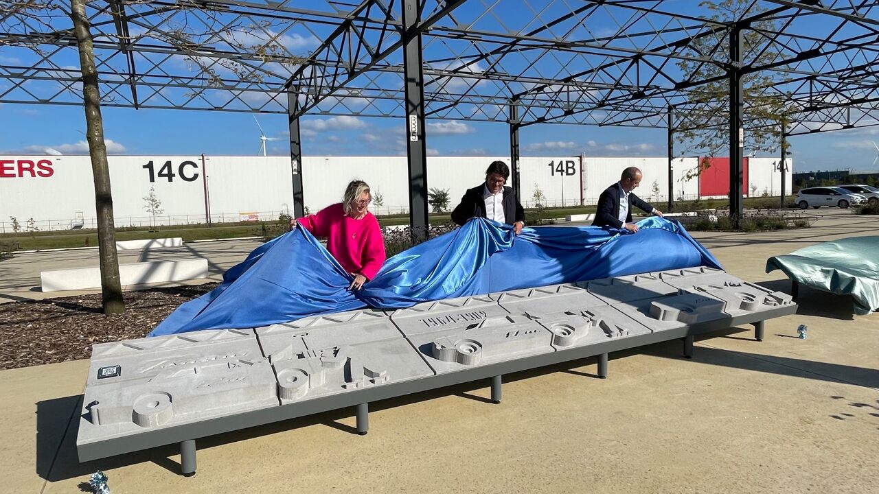 Geschiedenis Ford Genk vereeuwigd in steen: 60 meter lang werk is ...