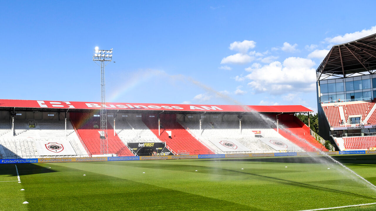 Rood-witte rook rond Tribune 2 op de Bosuil: "Antwerp kiest voor ...