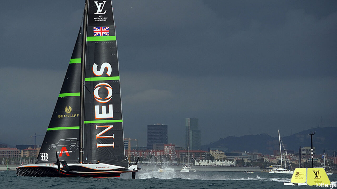 Formule 1 op het water: futuristische zeilboten scheuren met 100 km/u ...