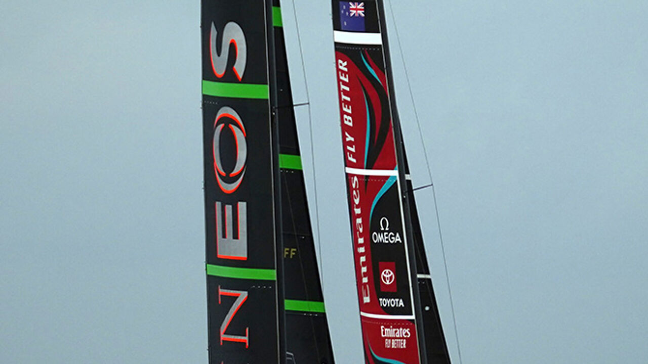 Formule 1 op het water: futuristische zeilboten scheuren met 100 km/u ...