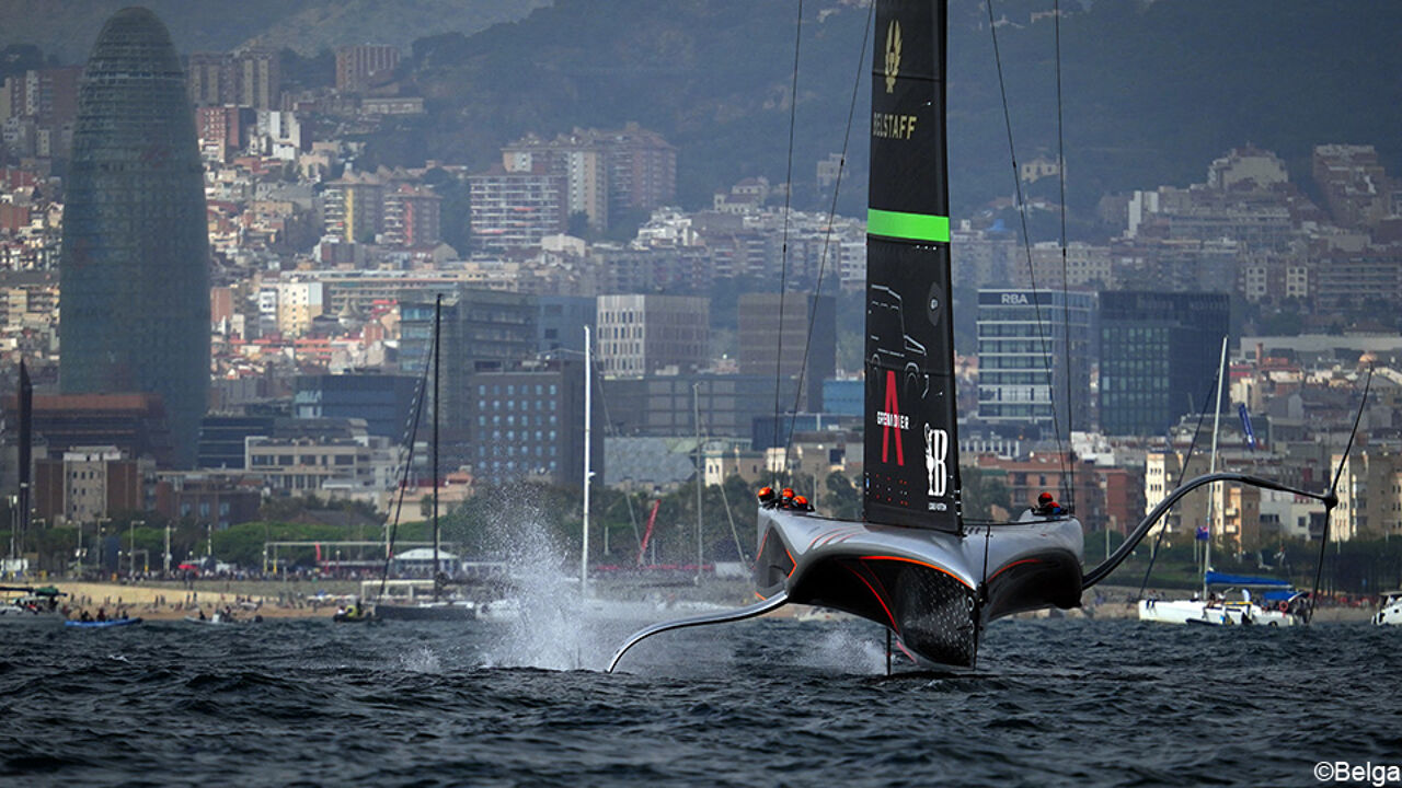 Formule 1 op het water: futuristische zeilboten scheuren met 100 km/u ...