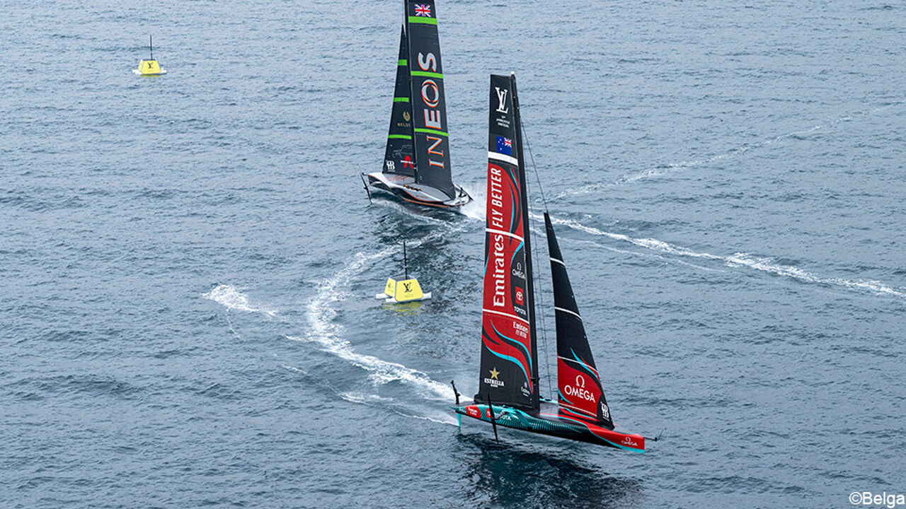 Formule 1 op het water: futuristische zeilboten scheuren met 100 km/u ...