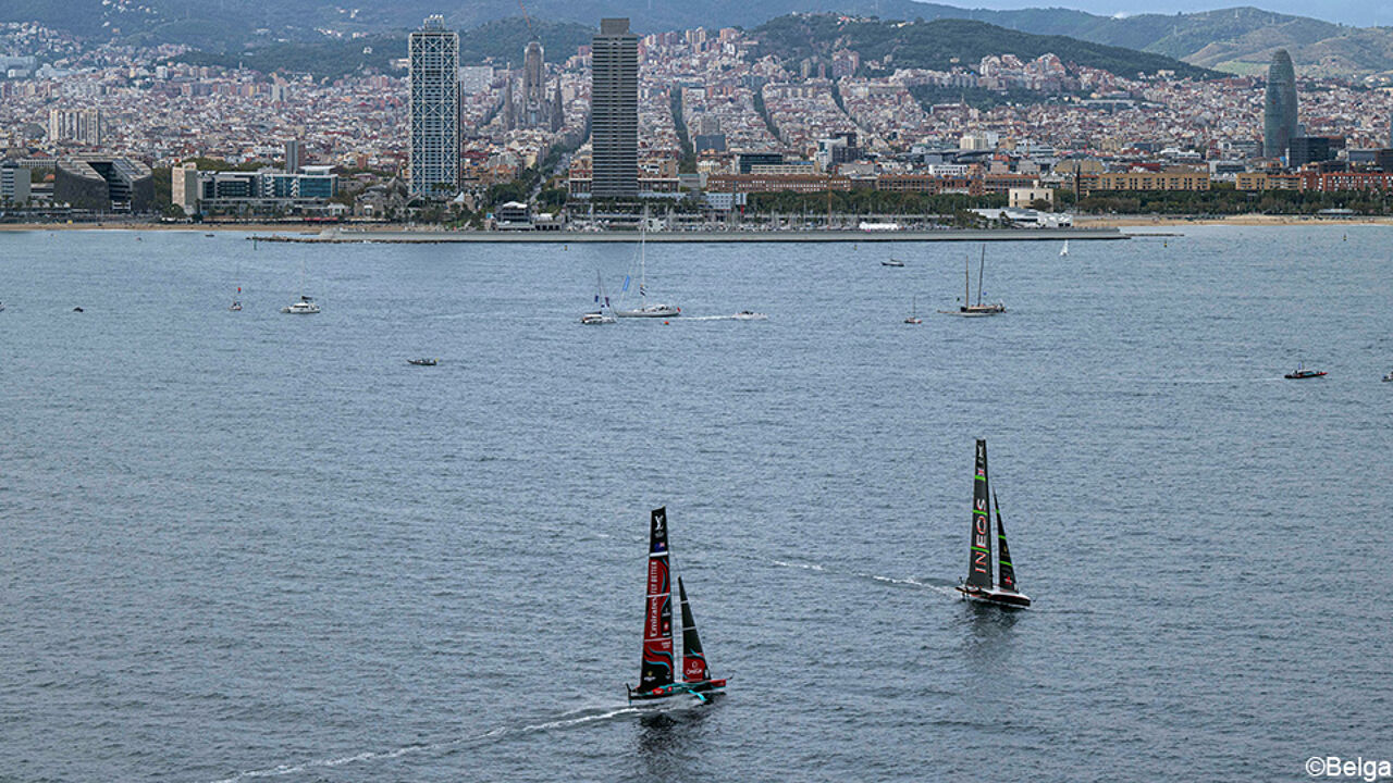 Formule 1 op het water: futuristische zeilboten scheuren met 100 km/u ...