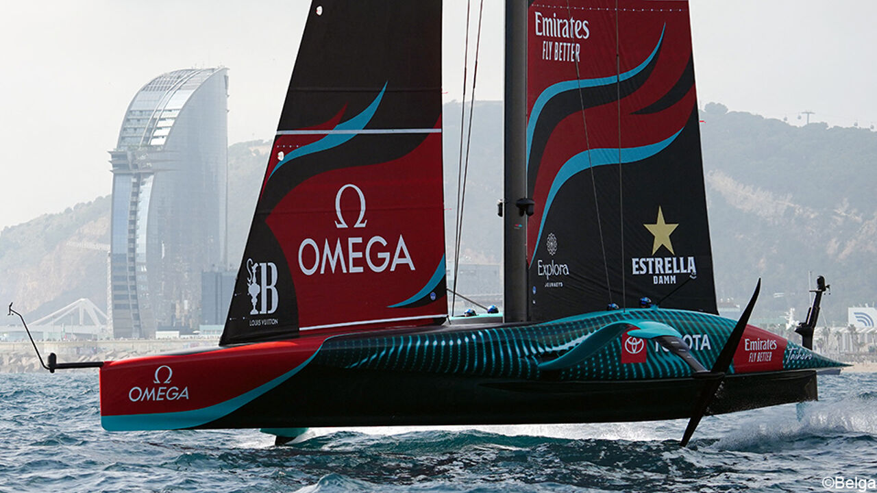 Formule 1 op het water: futuristische zeilboten scheuren met 100 km/u ...