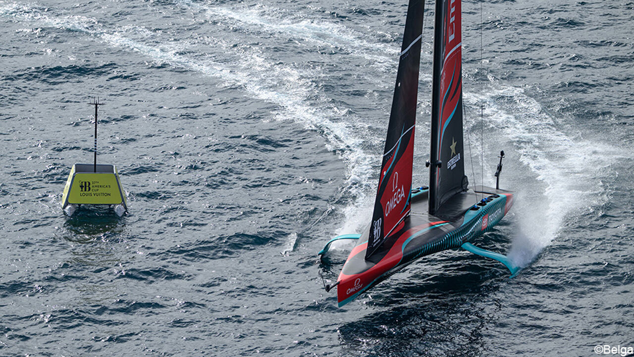 Formule 1 op het water: futuristische zeilboten scheuren met 100 km/u ...