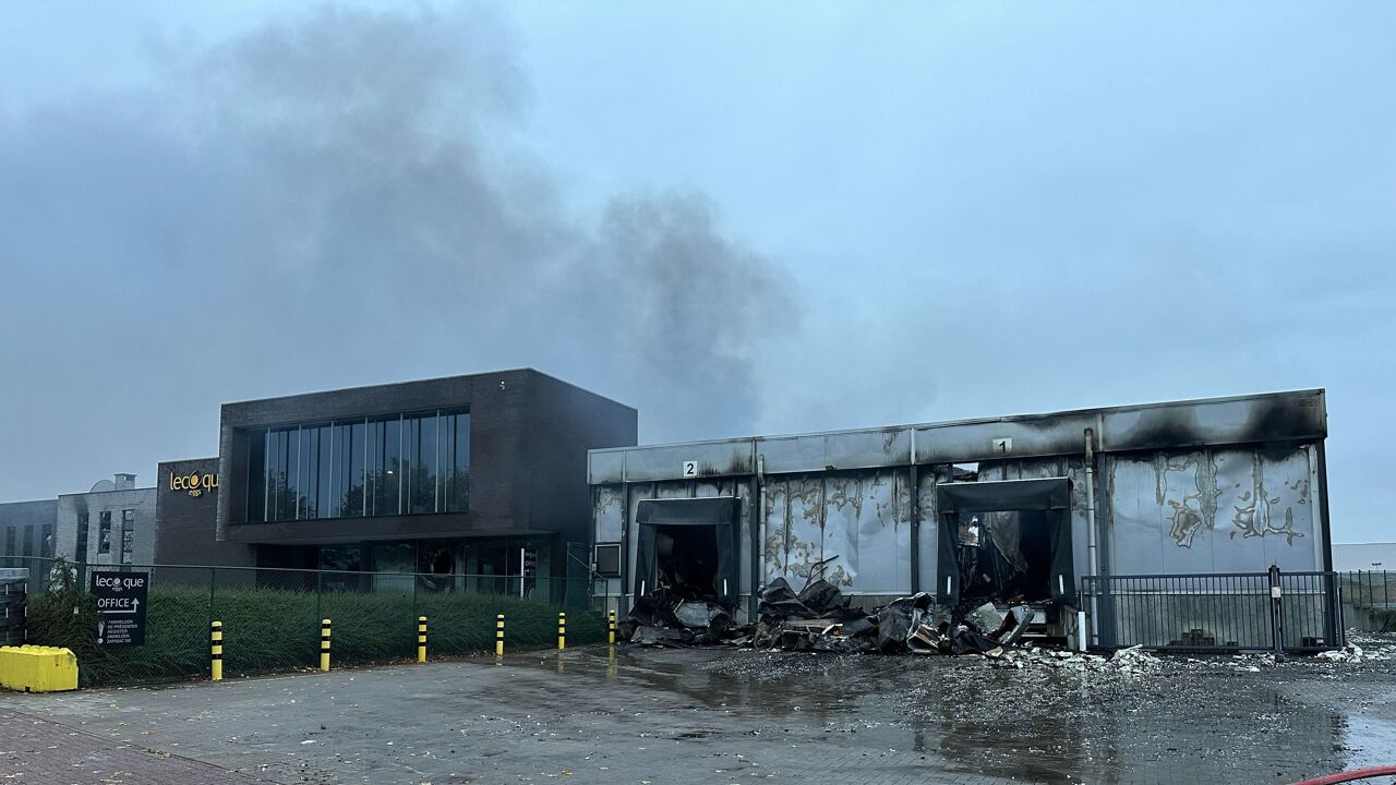 Eierbedrijf volledig verwoest na zware industriebrand in Tongeren | VRT NWS: nieuws