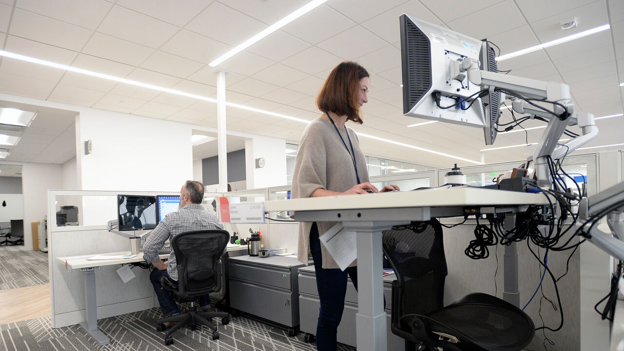 Langer rechtstaan helpt niet om gezondheidsrisico's van lang zitten te ...