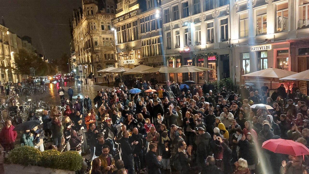 250 mensen houden wake aan stadhuis Gent na exit van Groen: "Gent is ...