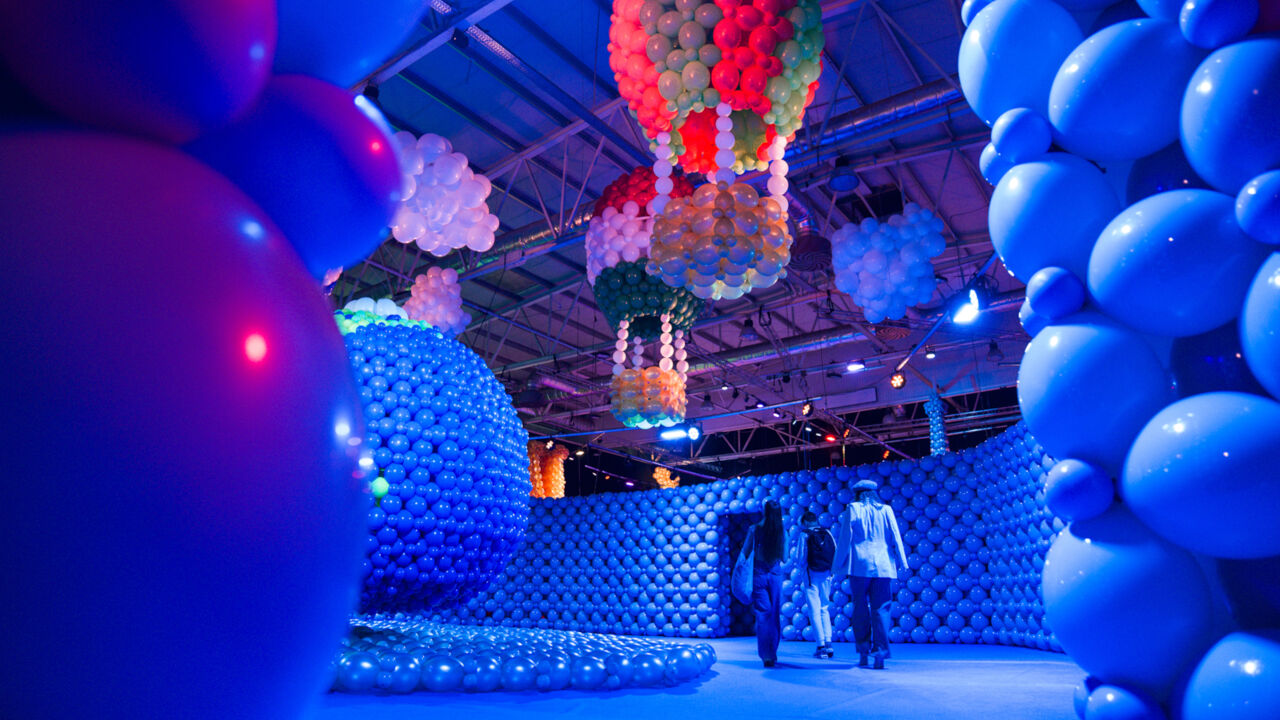 Ballonkunstenaars knutselen "reis rond de wereld" met 500.000 ballonnen ...