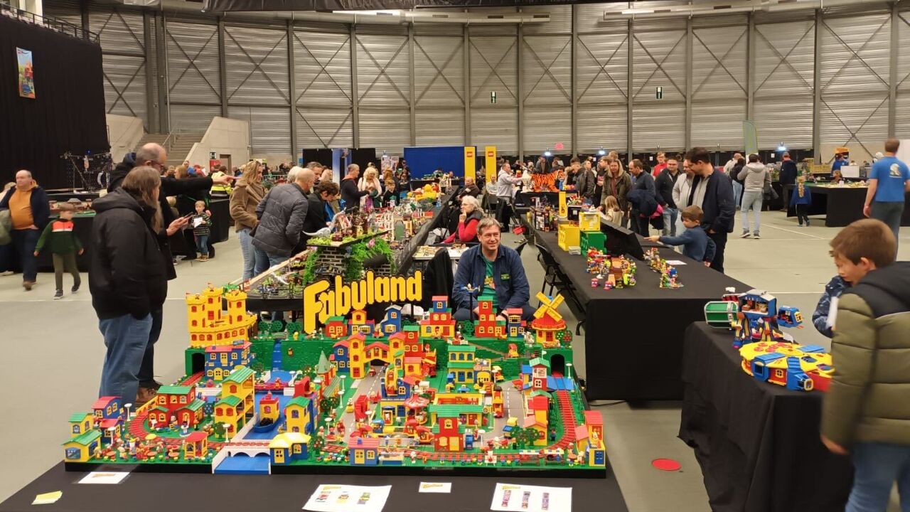 LEGO-beurs 'Kicks and Bricks' in Lommel van start: Oudsbergenaar stelt ...