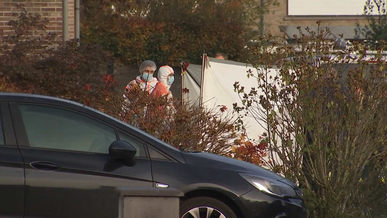 Gewelddadig overlijden in Zwijndrecht: lichaam van vrouw (51) aangetroffen op oprit van woning ...