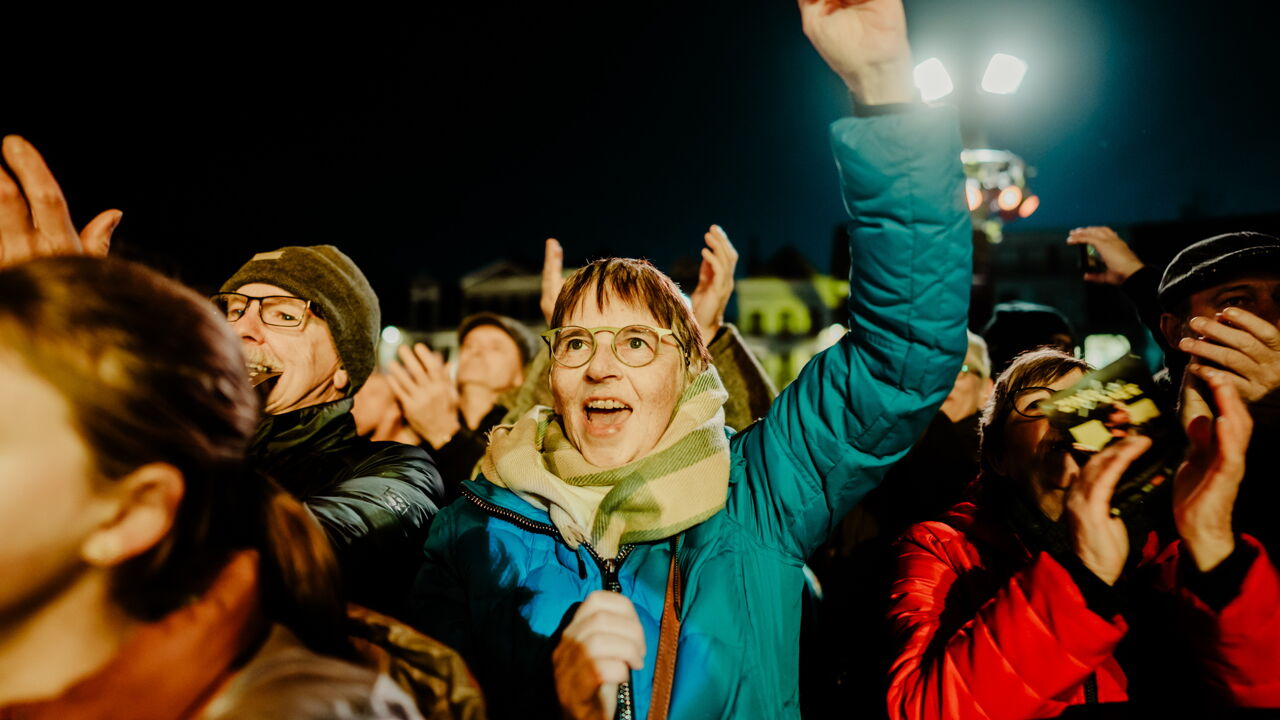 "Sterren komen, sterren gaan": Volle Vrijdagmarkt in Gent zingt 'Mia ...