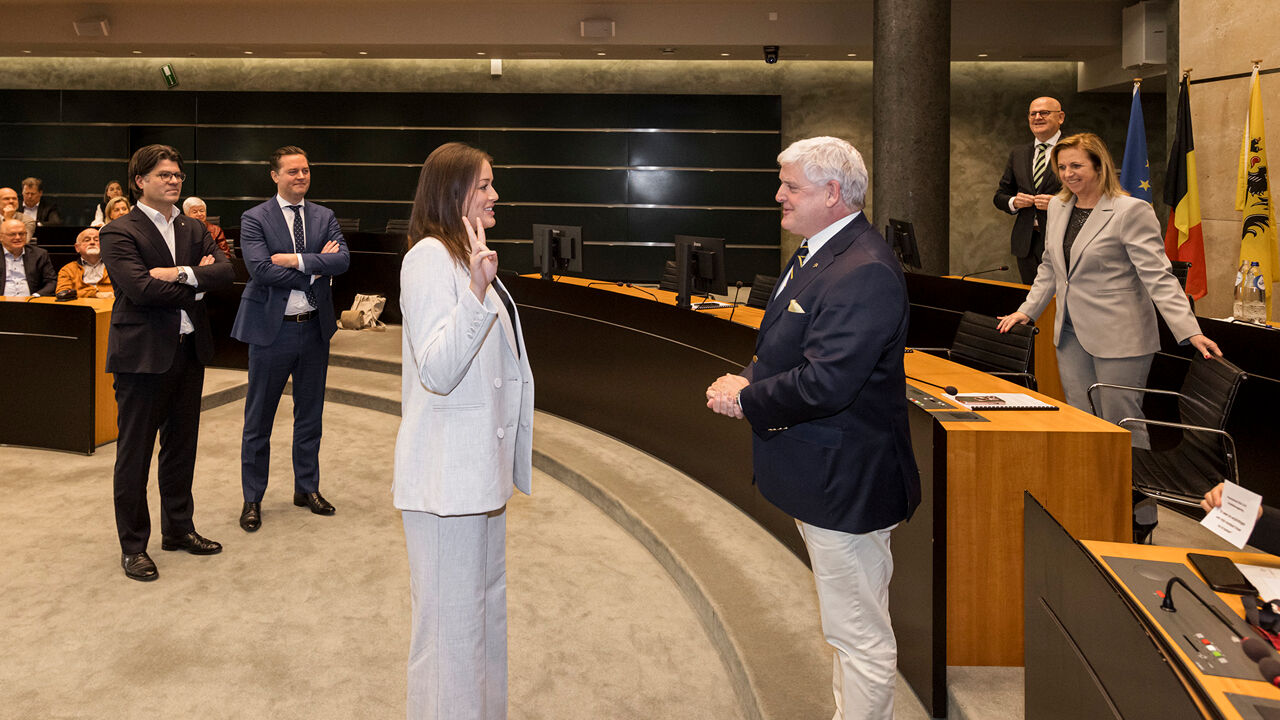 Eedaflegging Limburgse gedeputeerden: Laura Olaerts (N-VA) gaat volop ...