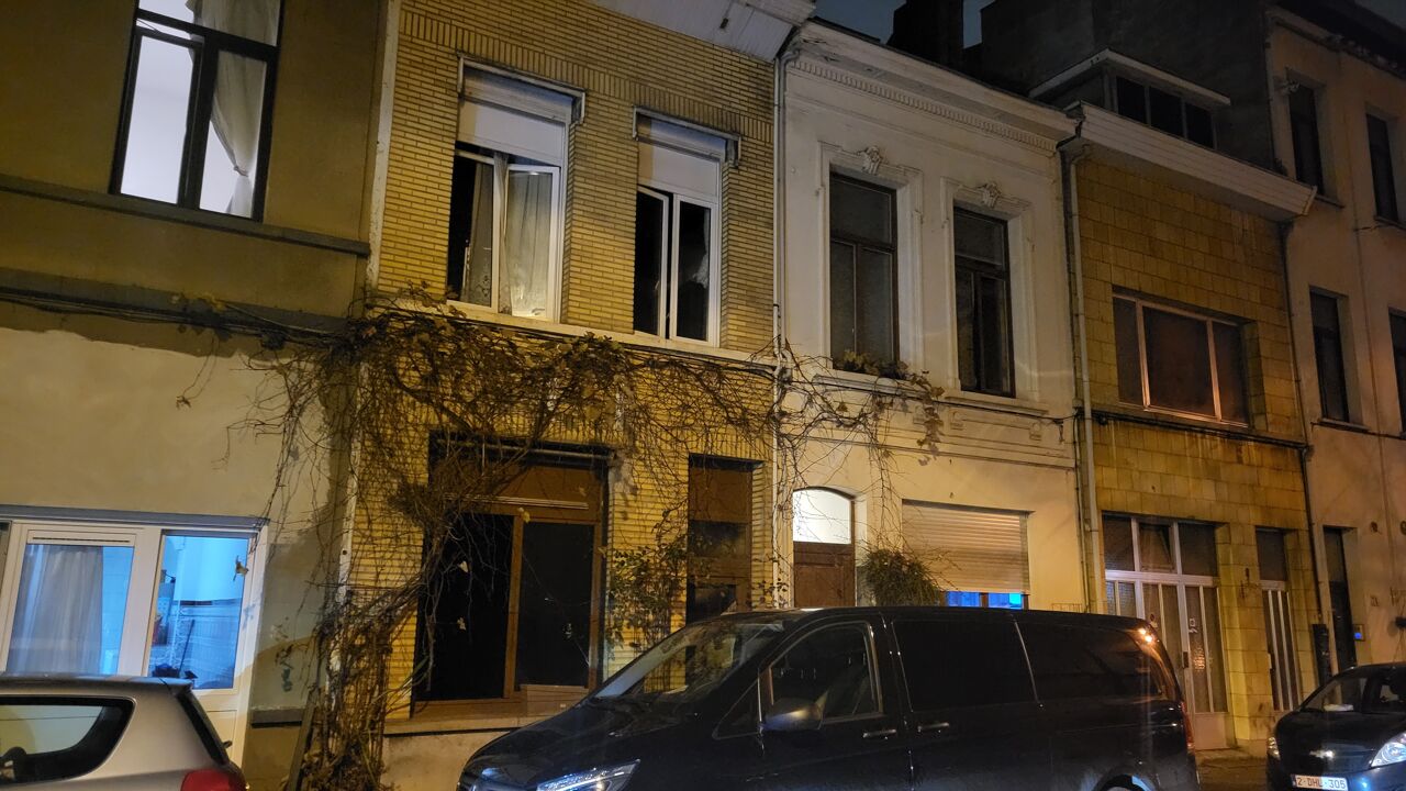 Zware uitslaande brand in rijhuis in Seefhoek in Antwerpen: één persoon ...