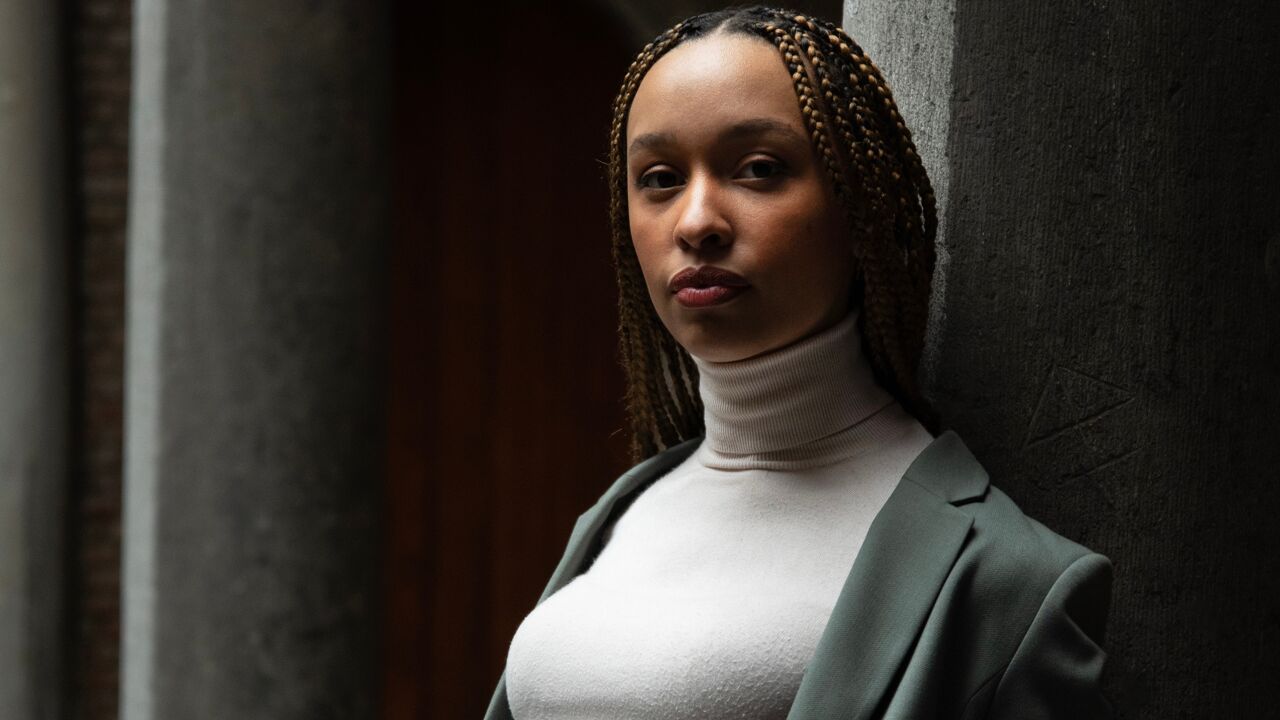 Esohe Weyden (25) wordt de nieuwe stadsdichter in Antwerpen | VRT NWS ...