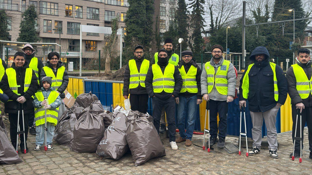 Ahmadiyya Moslim Gemeenschap ruimt straten op in Ukkel | VRT NWS: nieuws